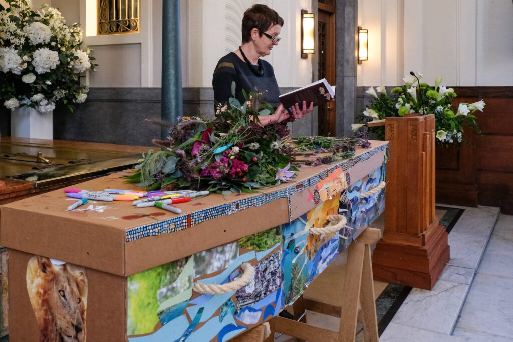 Wat doet een ritueelbegeleider bij afscheid? - In Essentie Uitvaarten
